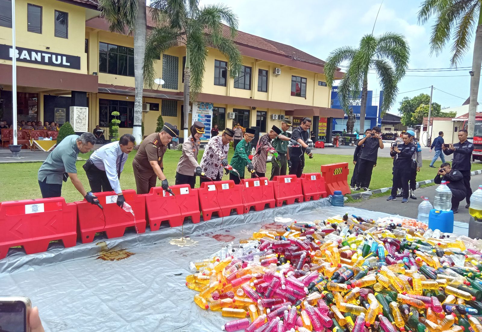 Polres Bantul Musnahkan Ribuan Botol Miras. - mattanews.id